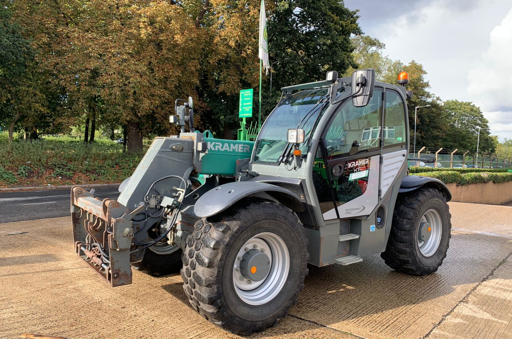 KT557 TELESCOPIC HANDLER - Ben Burgess