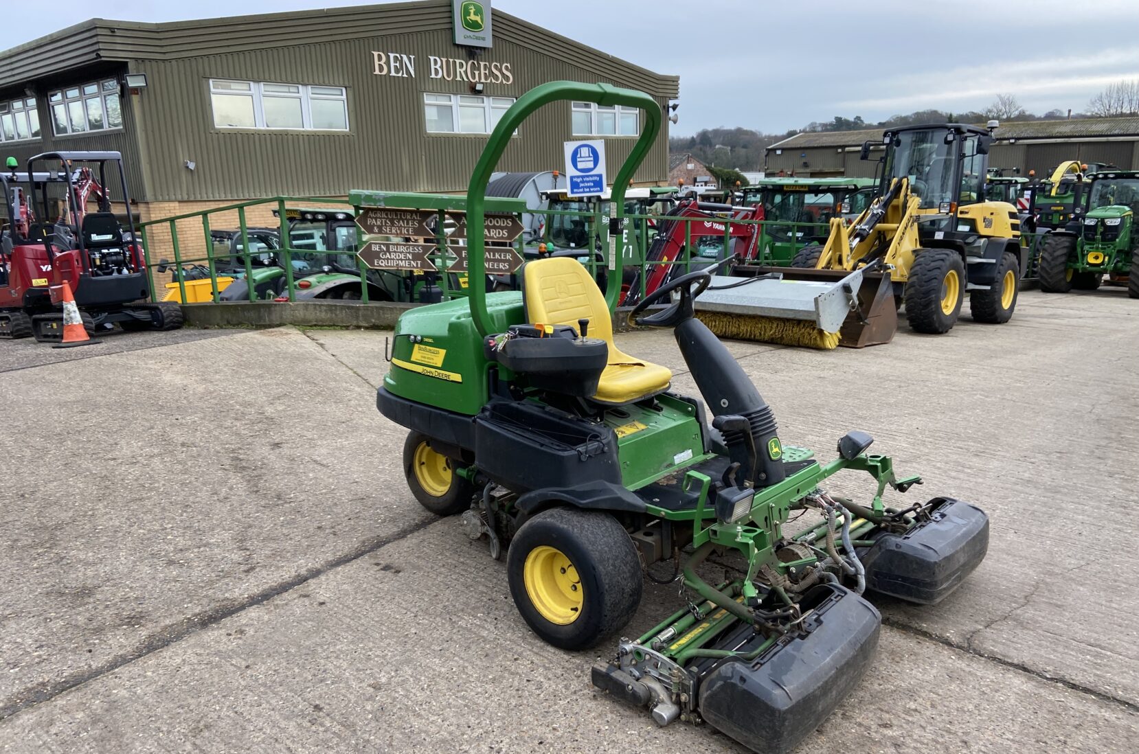 2500EH TRIPLE MOWER - Ben Burgess