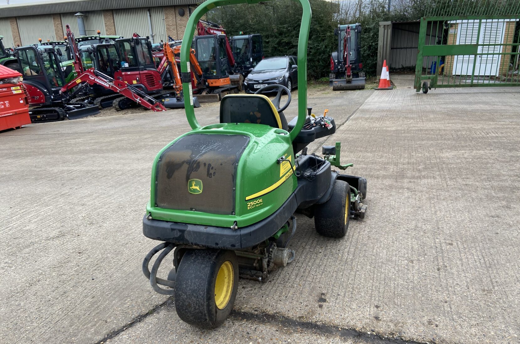 2500EH TRIPLE MOWER - Ben Burgess