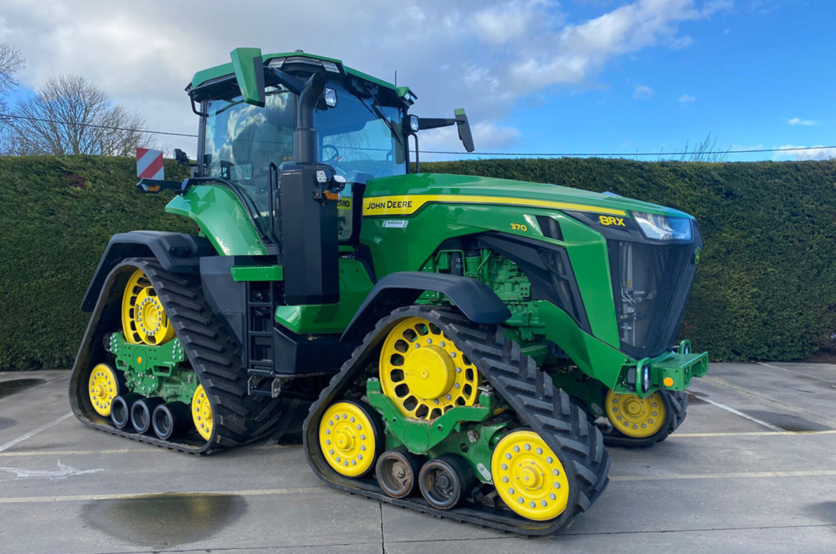 8RX370 TRACTOR - Ben Burgess