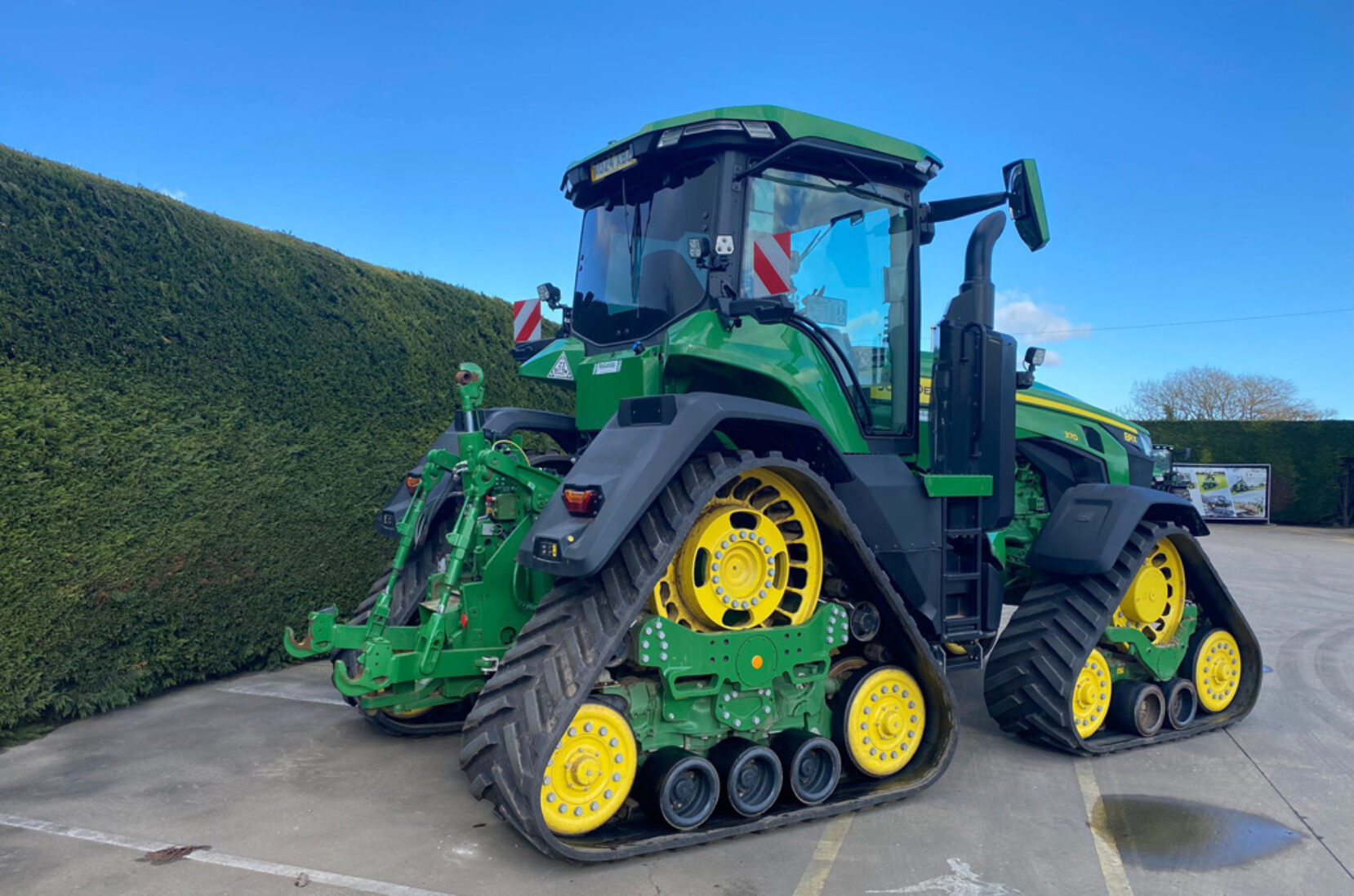 8RX370 TRACTOR - Ben Burgess