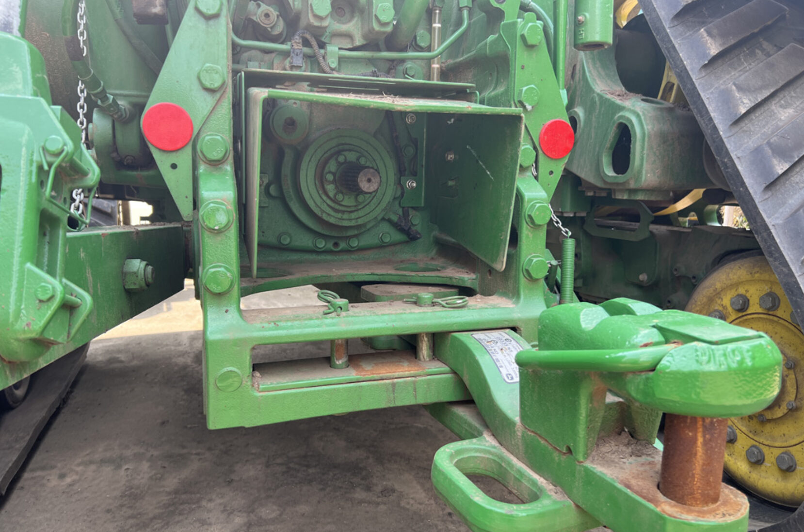 8RX370 TRACTOR - Ben Burgess