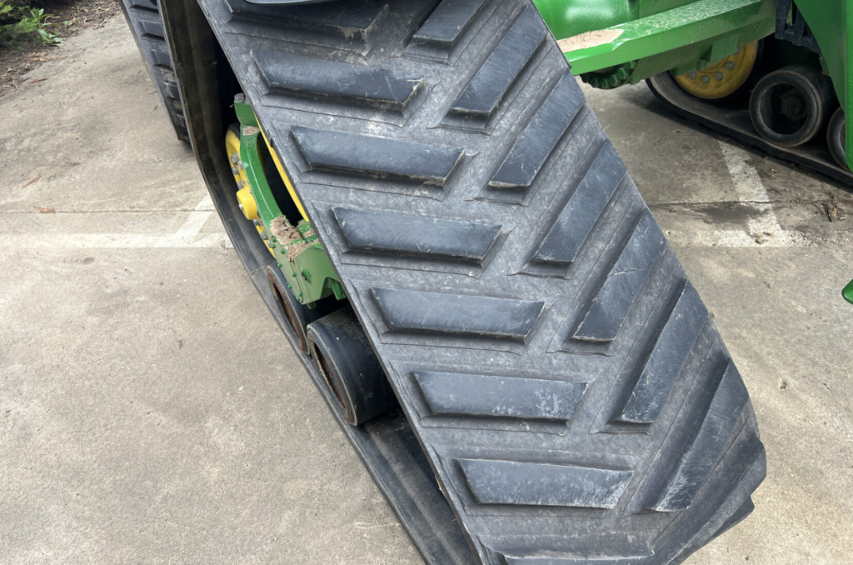 8RX370 TRACTOR - Ben Burgess