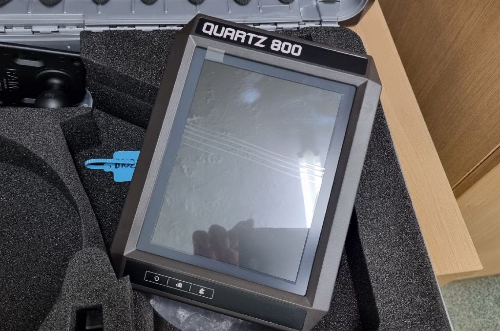 DISPLAY Quartz 800 - Ben Burgess